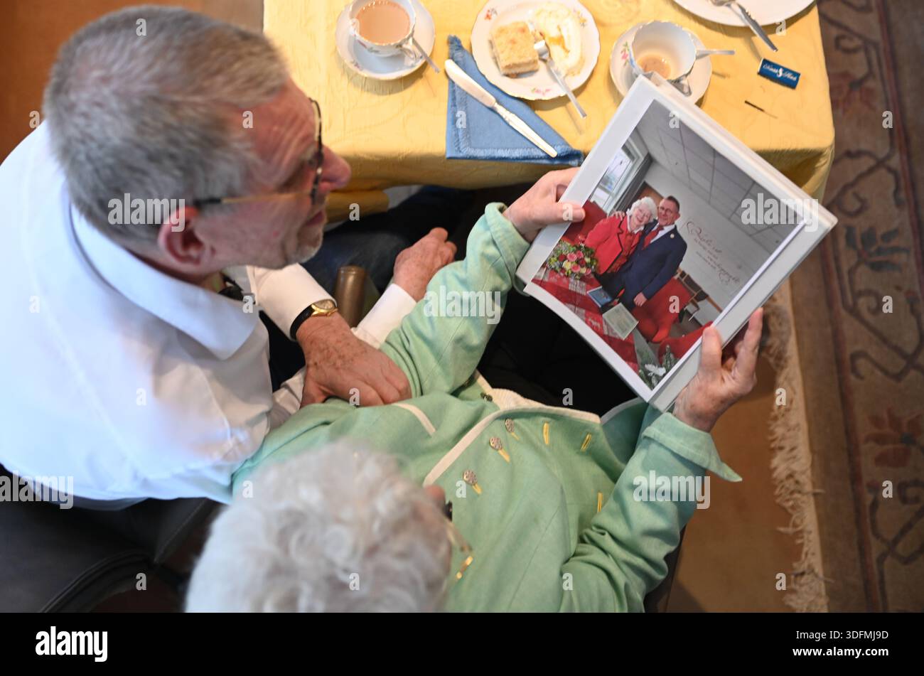 PRODUCTION - 13 January 2026, Lower Saxony, Hagen: Ellen (80) and Johan ...