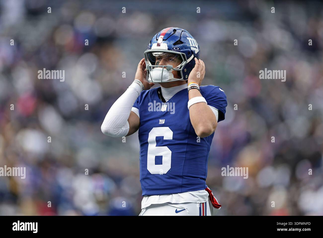 New York Giants quarterback Jaxson Dart (6) before an NFL football game ...