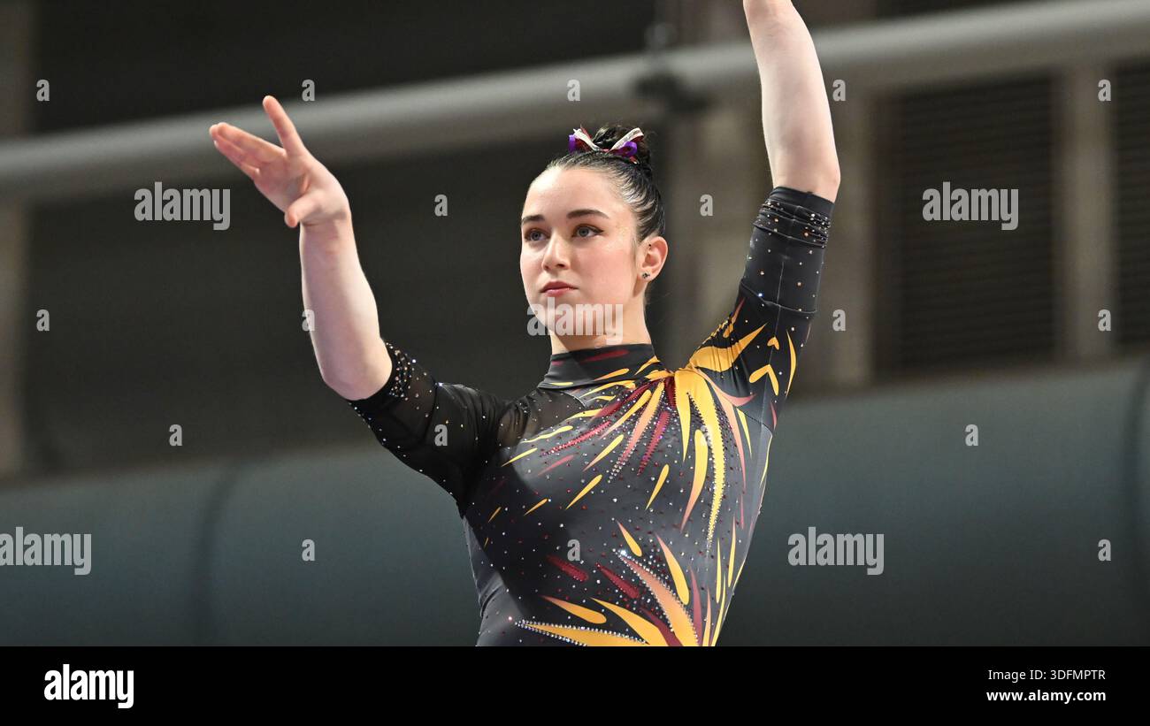 Minnesota's Ava Stewart competes on the beam against Arkansas during an ...