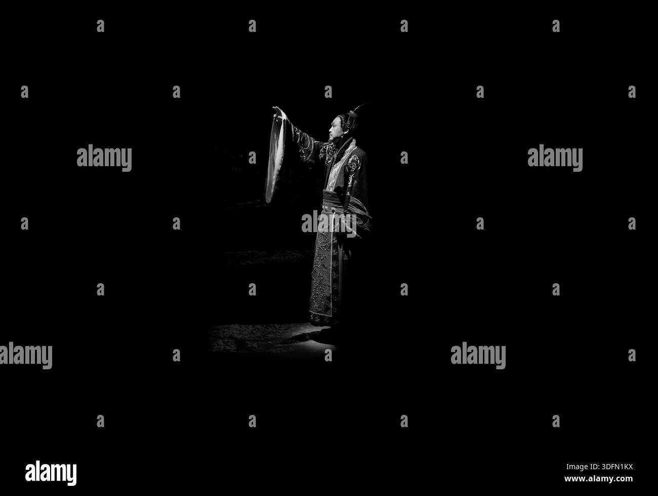 Monochrome dramatic performer portrait hi-res stock photography and ...