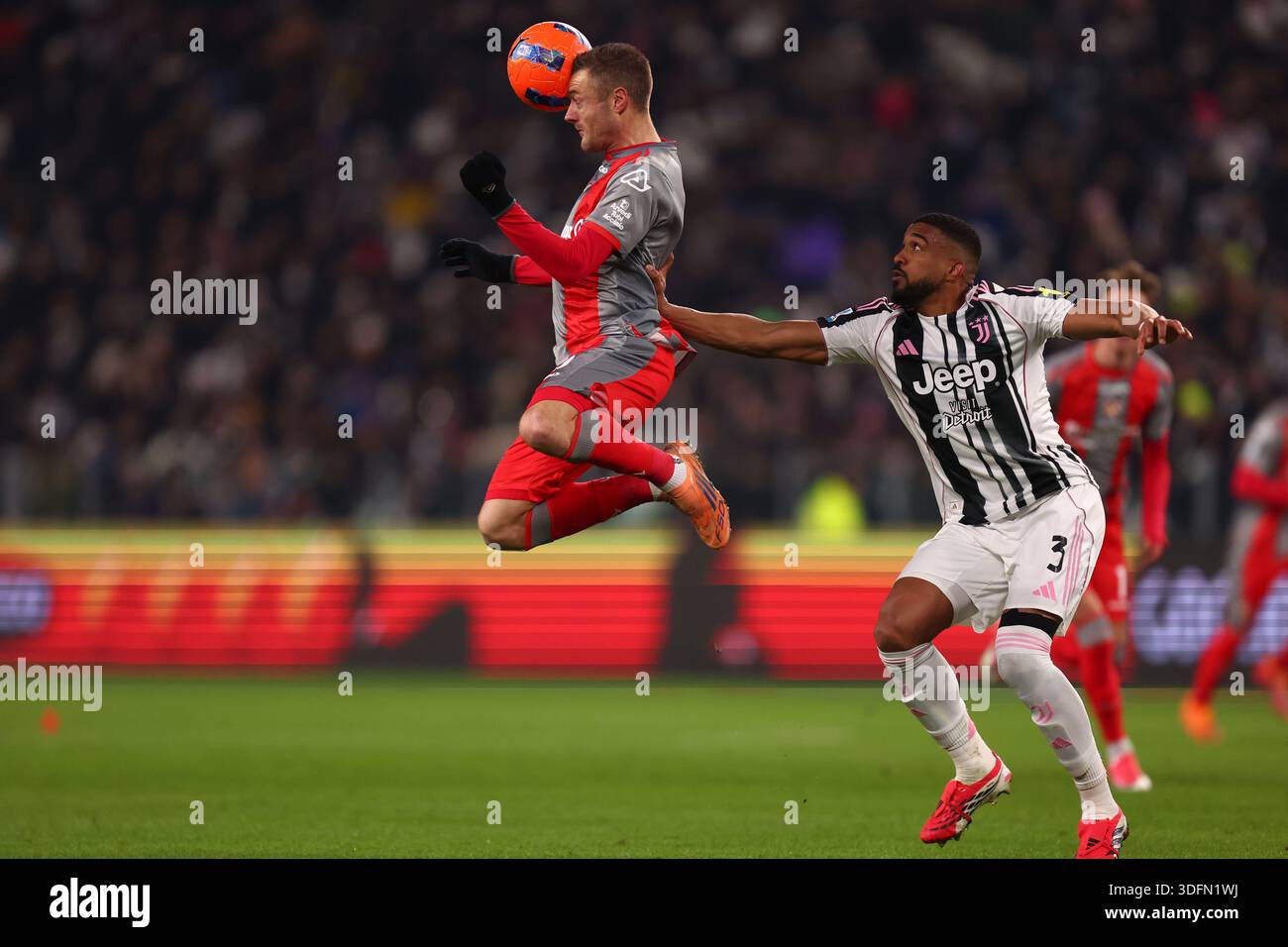 Jamie Vardy of US Cremonese (L) and Gleison Bremer of Juventus Fc (R ...