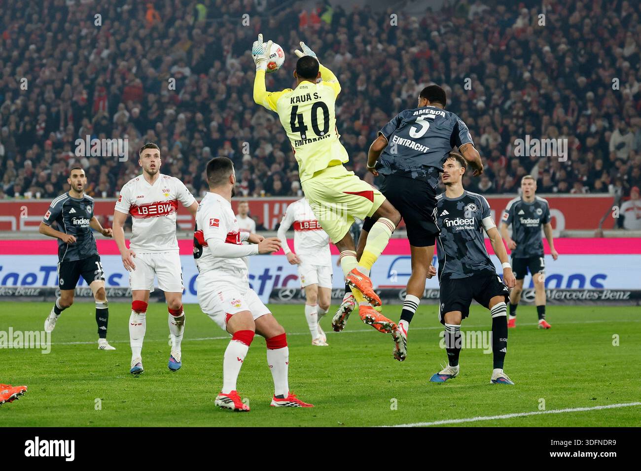 40 laesst den ball fallen und ermedin demirovic vfb stuttgart hi-res ...