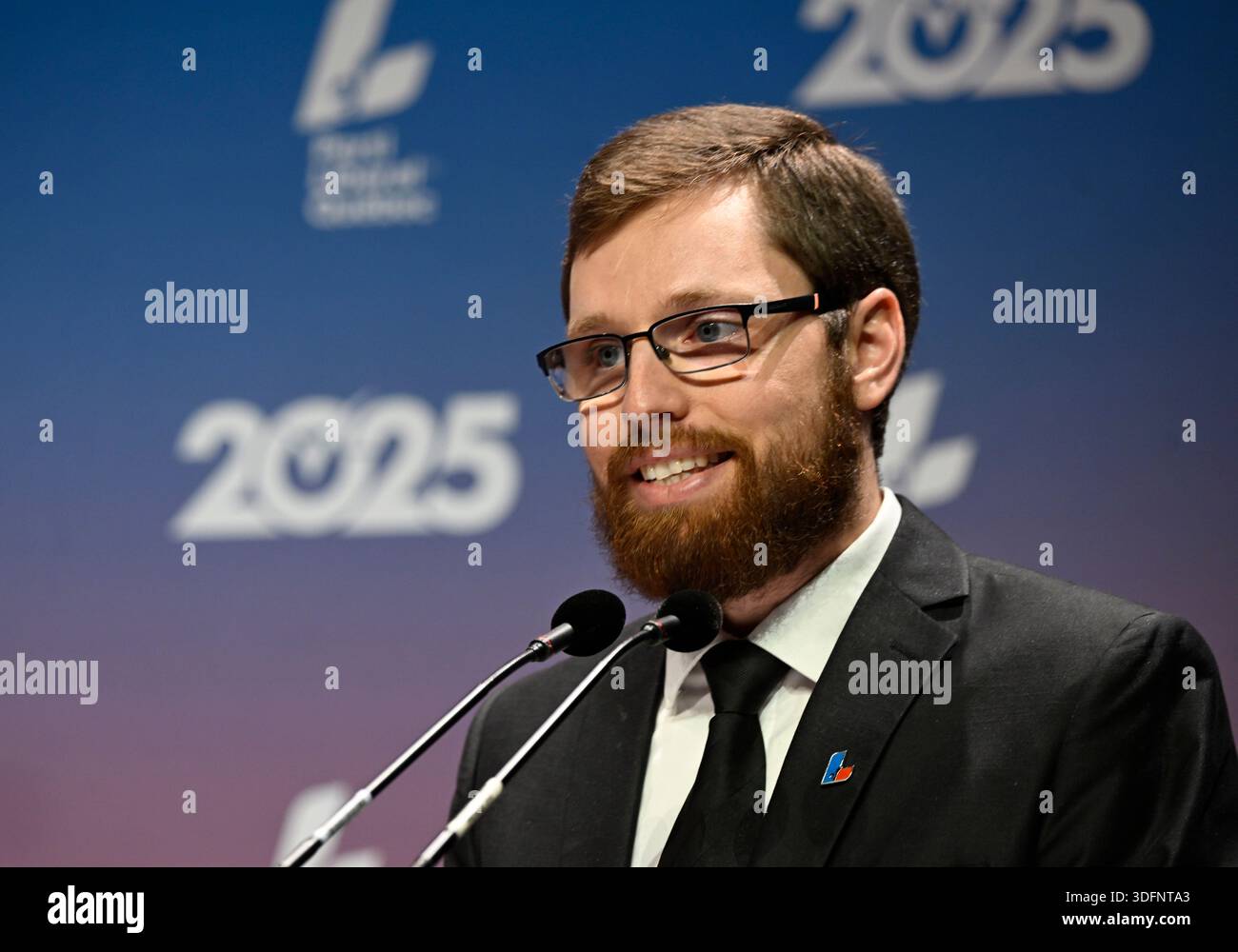 Le candidat à la direction du Parti libéral du Québec, Mario Roy, prend ...