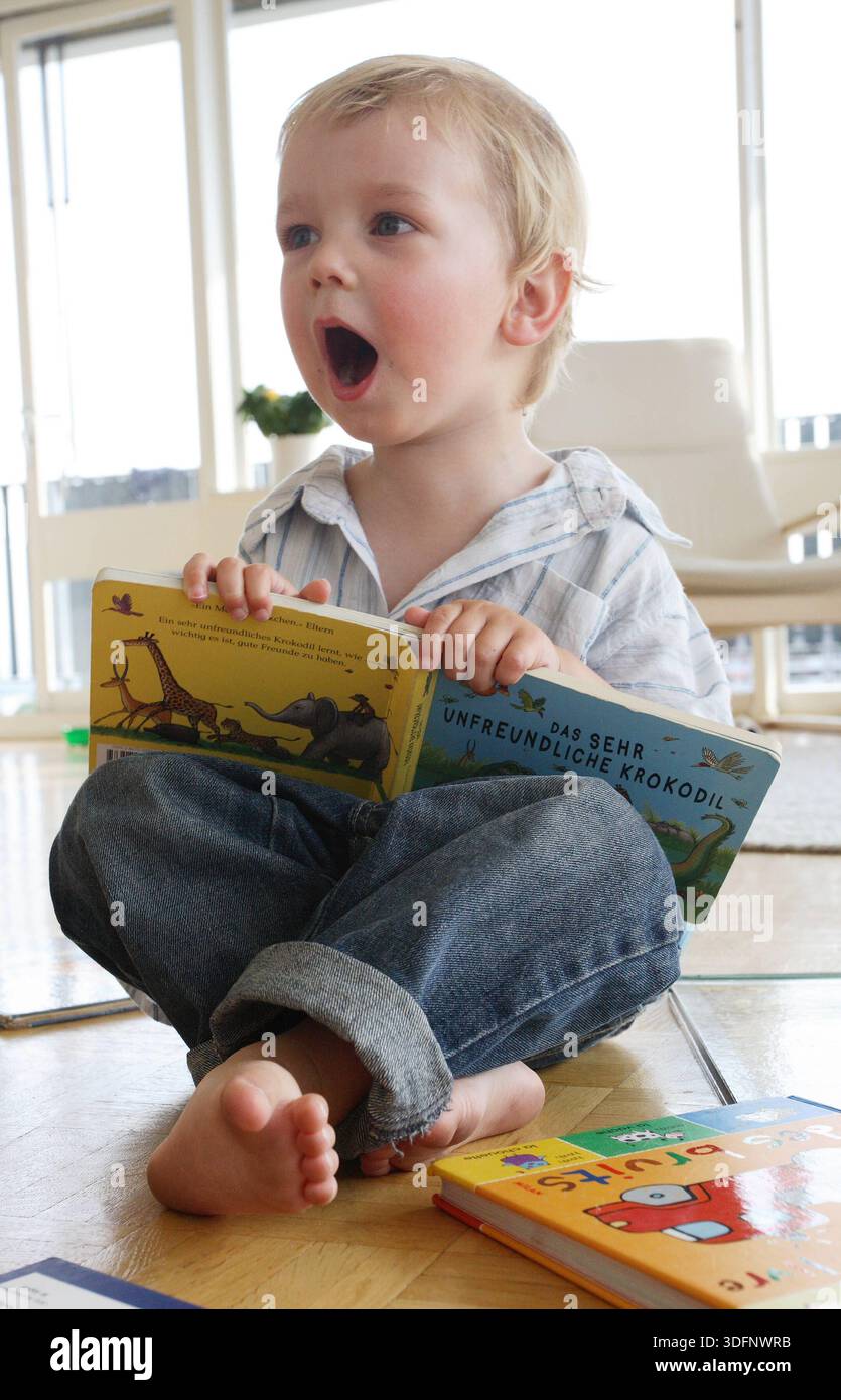 Kind DEU, Deutschland, 20260101, - Kind mit Buch, DEU, Germany ...