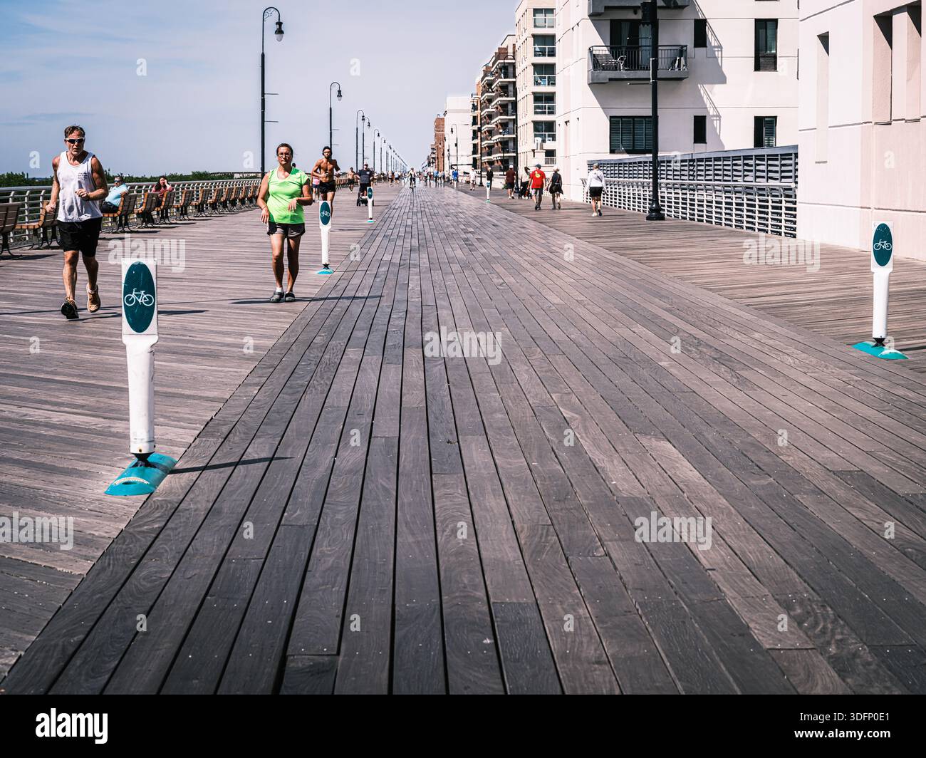 Long beach boardwalk benches hi-res stock photography and images - Alamy