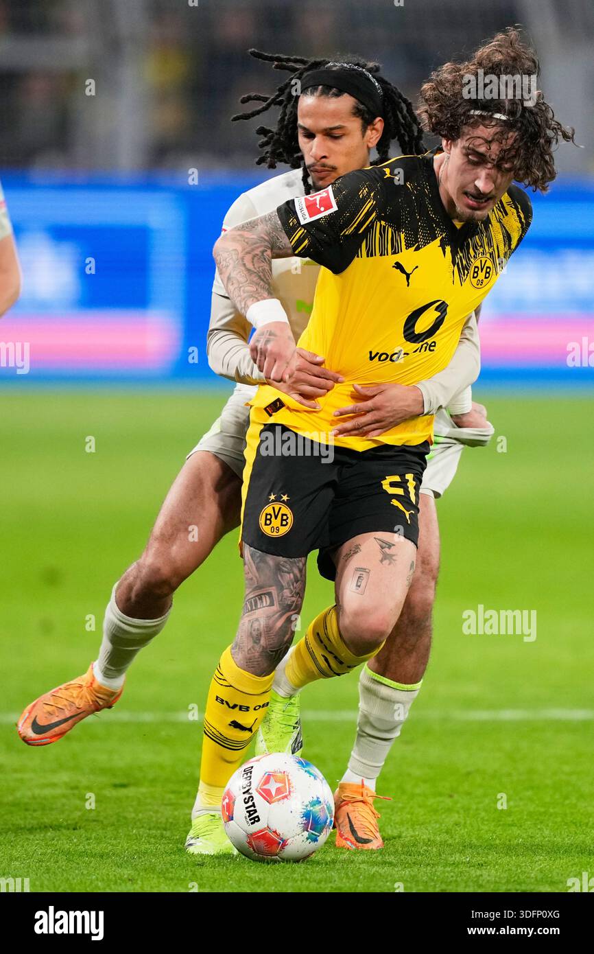 Dortmund's Fabio Silva fight for the ball with Bremen's Isaac Schmidt ...