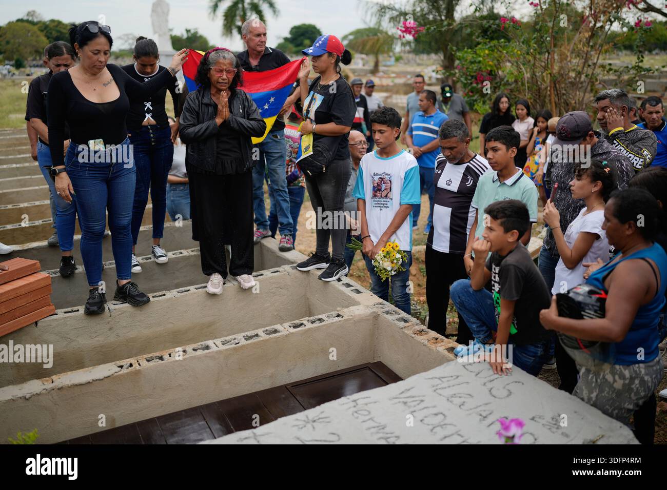 Relatives of Edilson Torres, a Venezuelan police officer who died in ...
