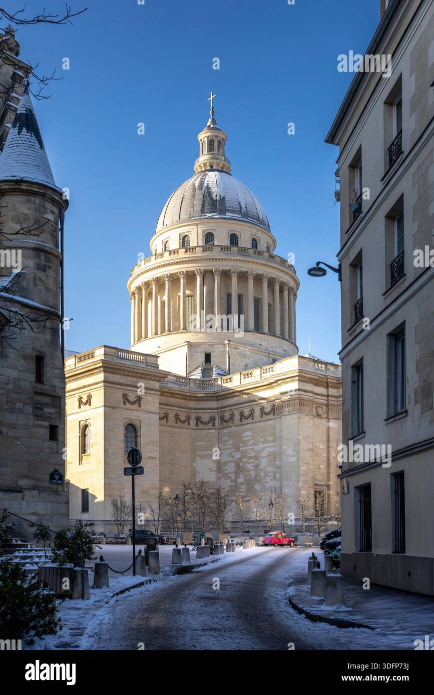 Paris france january 2026 winter hi-res stock photography and images ...