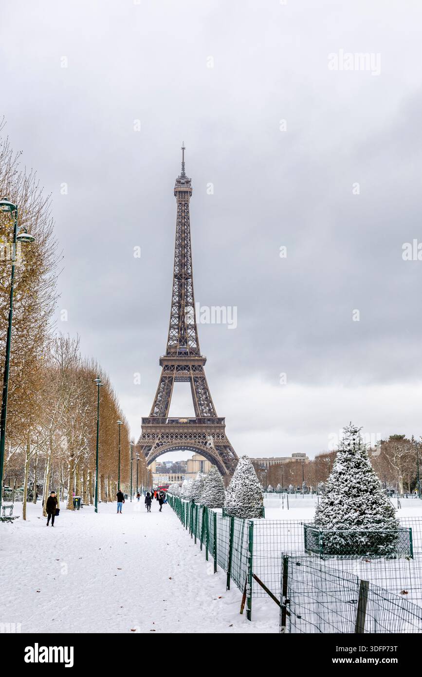 Paris france january 2026 snow hi-res stock photography and images - Alamy