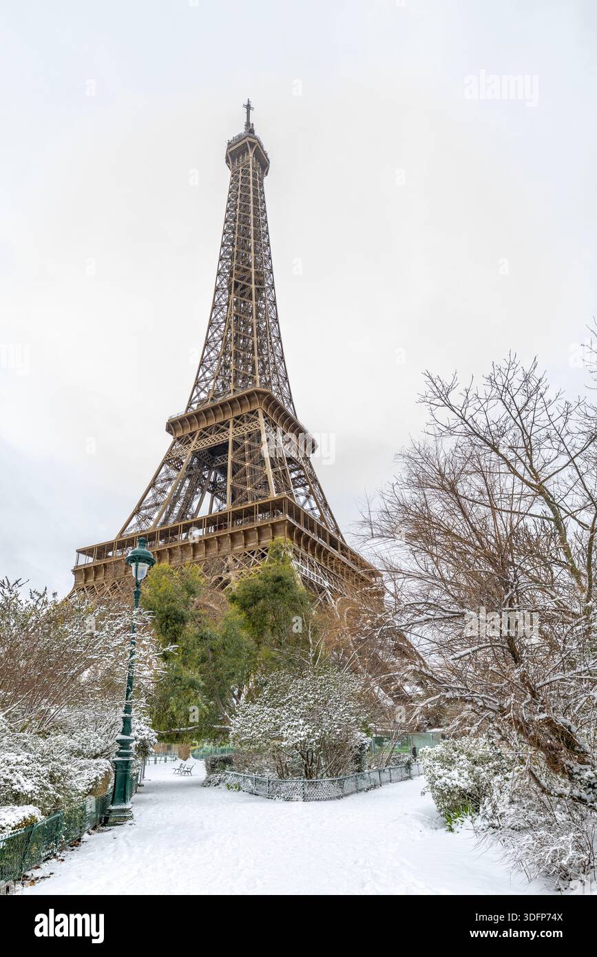 Paris, France - January 7, 2025: Scenic view to the Eiffel tower on a ...