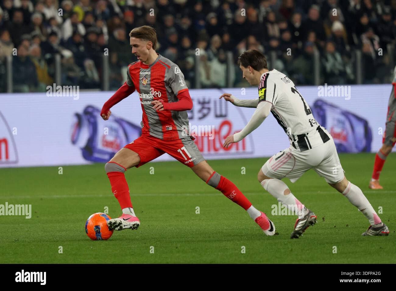 Dennis Johnsen (UC Cremonese) againts Fabio Miretti (Juventus FC ...