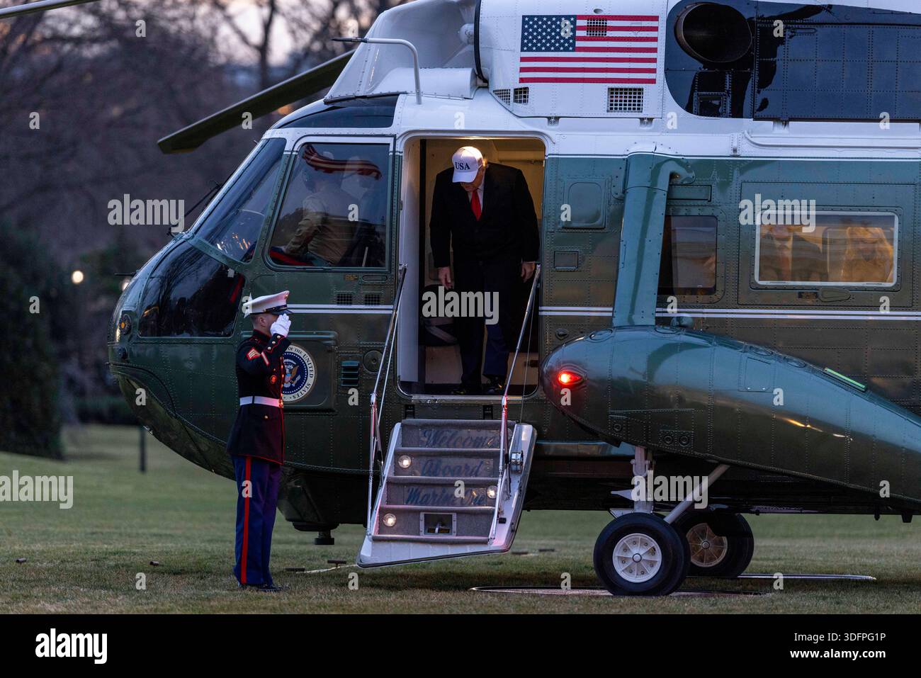 US President Donald J. Trump steps off Marine One on the South Lawn of ...