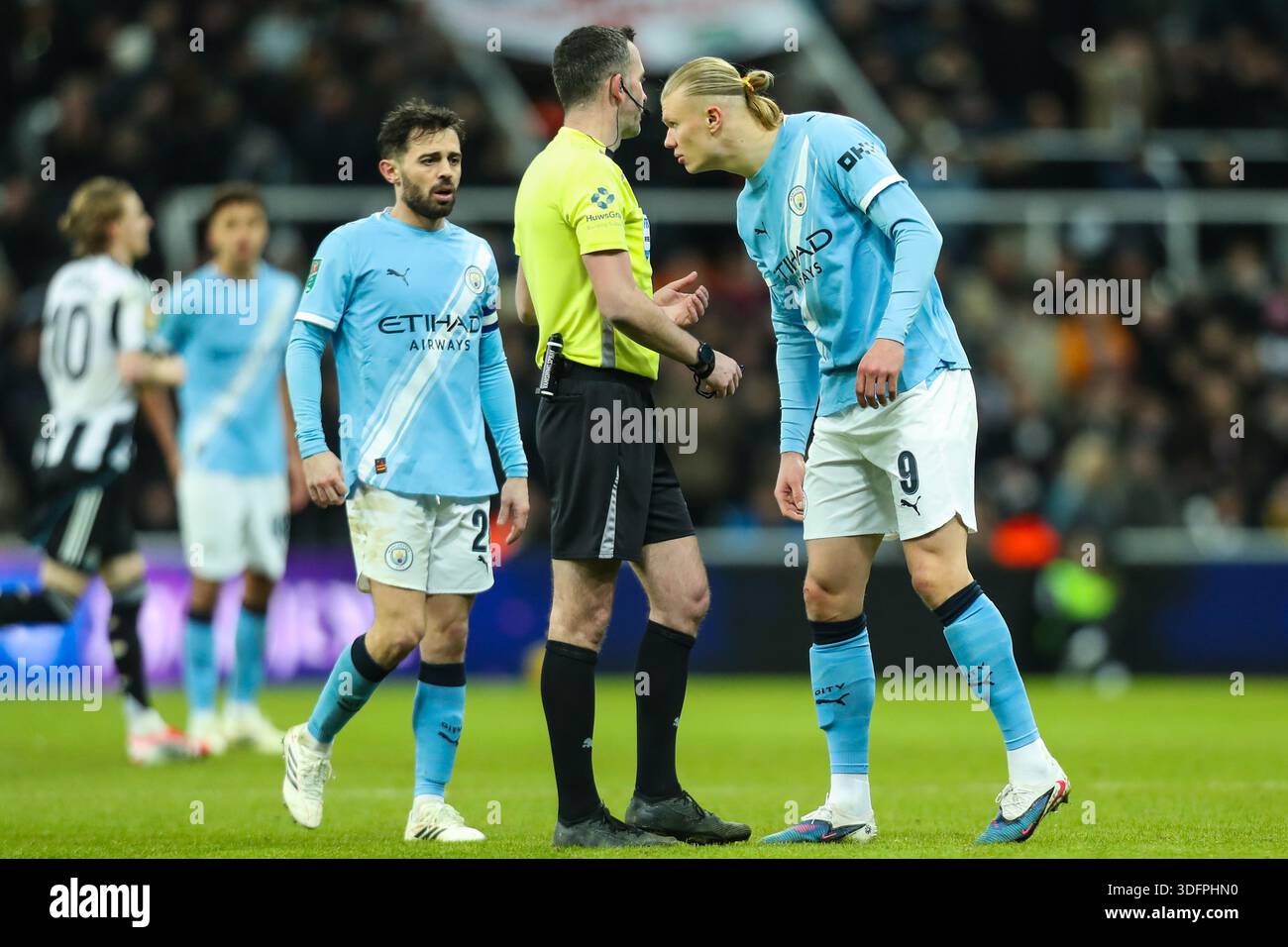 Referee Chris Kavanagh speaks with Erling Håland Of Manchester City ...