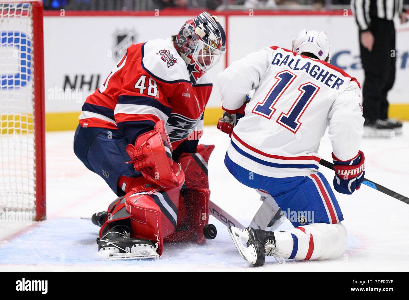 Washington Capitals goaltender Logan Thompson (48) and Montréal ...