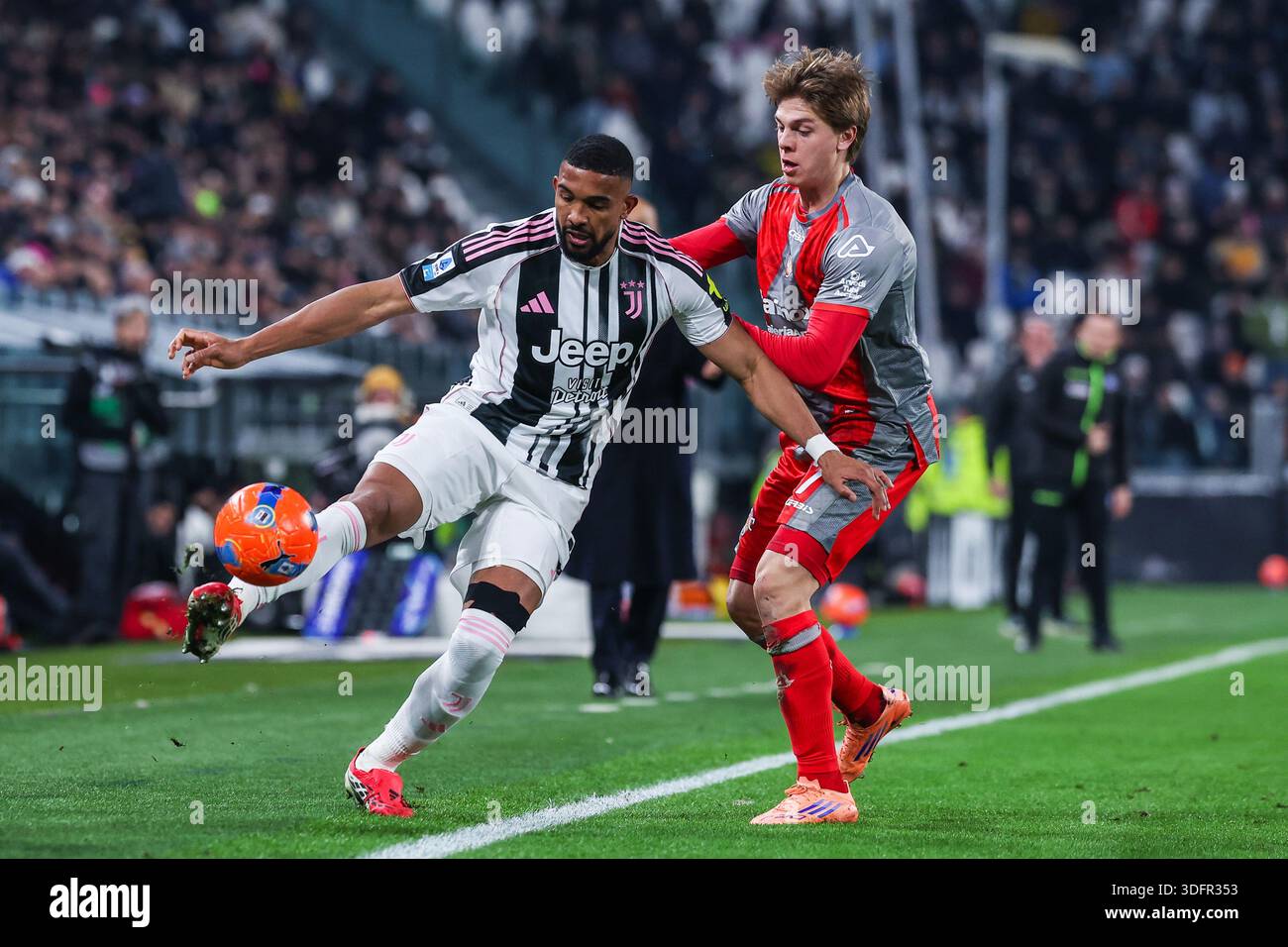 (L-R) Gleison Bremer of Juventus FC and Alessio Zerbin of US Cremonese ...