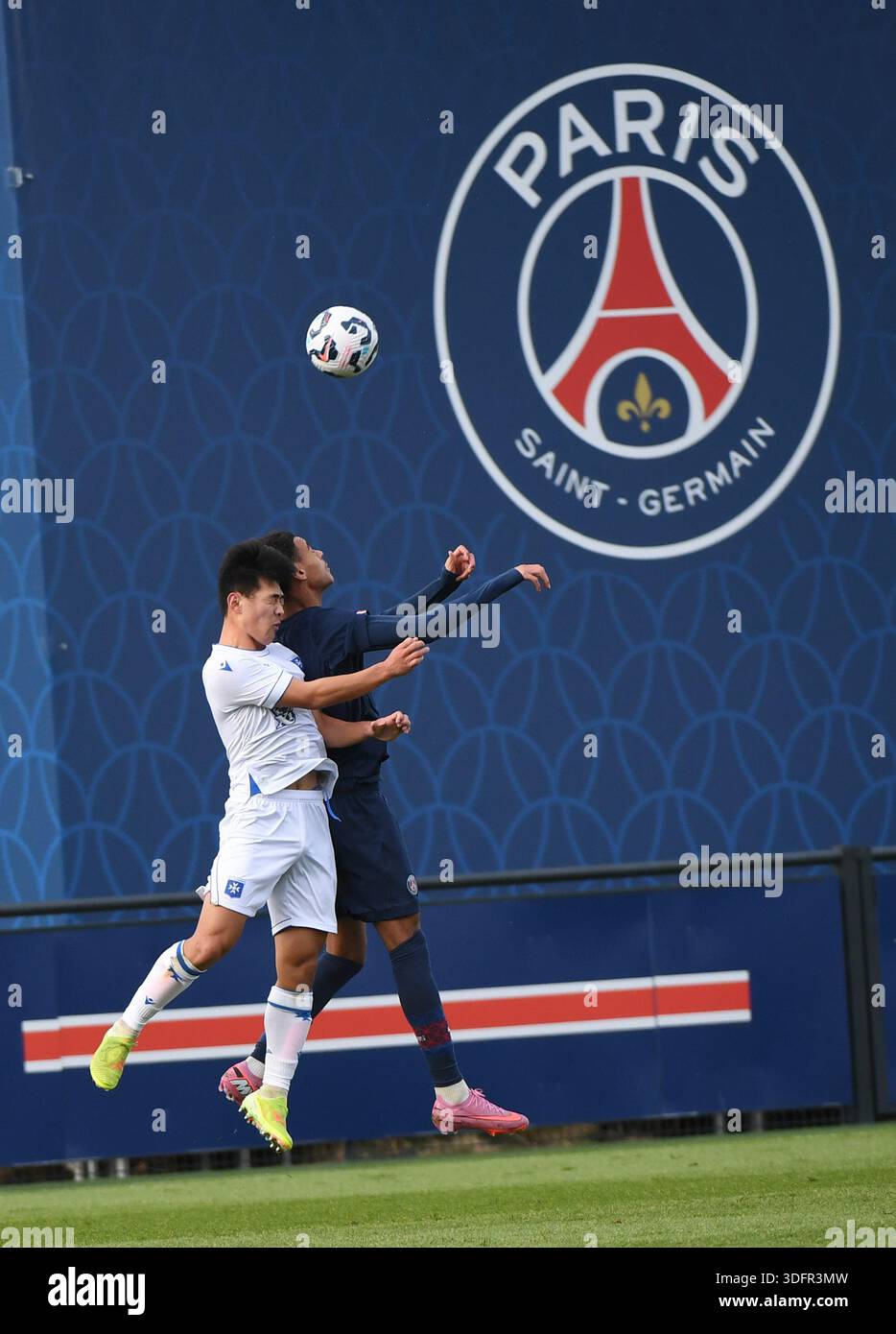 (260114) -- PARIS, Jan. 14, 2026 (Xinhua) -- Shao Mingzhen (L) of China ...