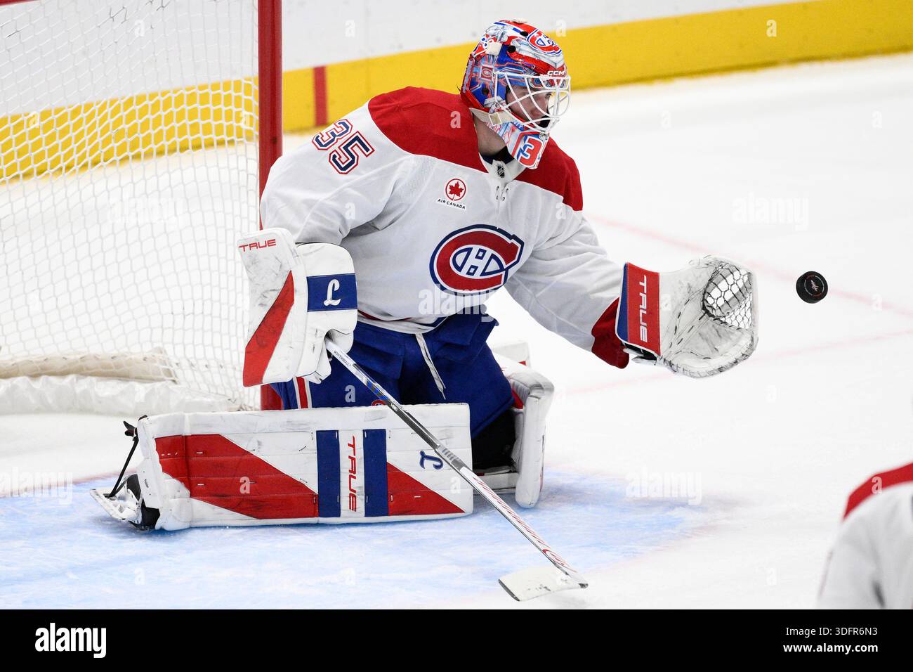 Montréal Canadiens goaltender Samuel Montembeault (35) reaches for the ...
