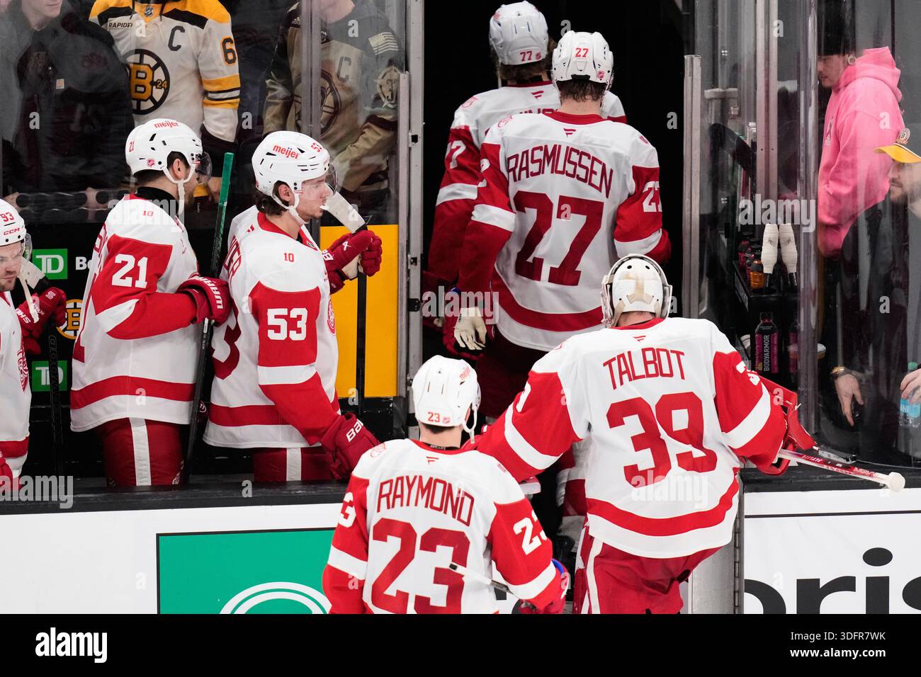 The Detroit Red Wings head to the locker room after a loss to the ...