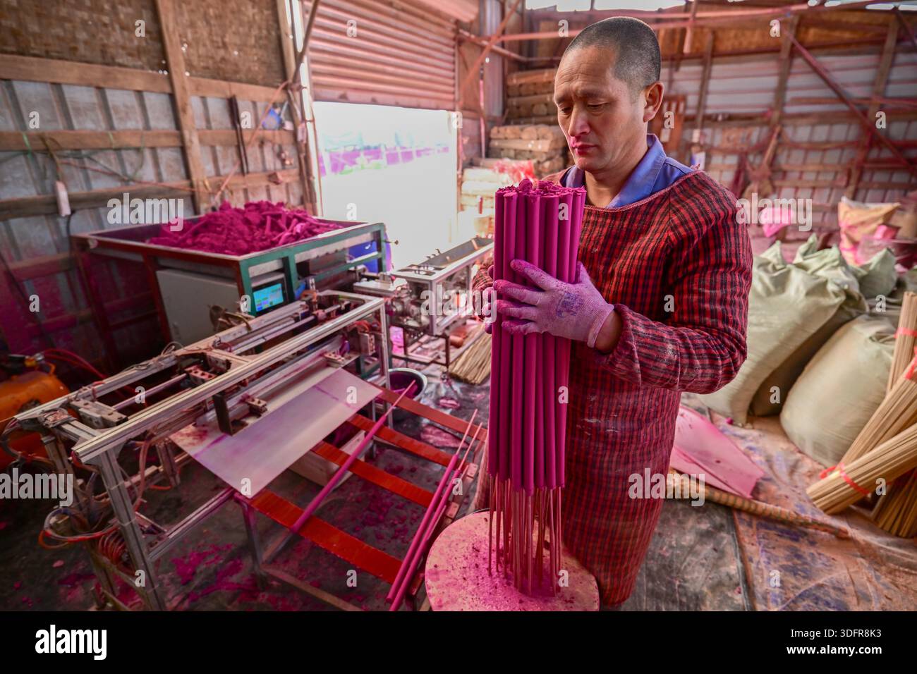 **CHINESE MAINLAND, HONG KONG, MACAU AND TAIWAN OUT** Workers make ...