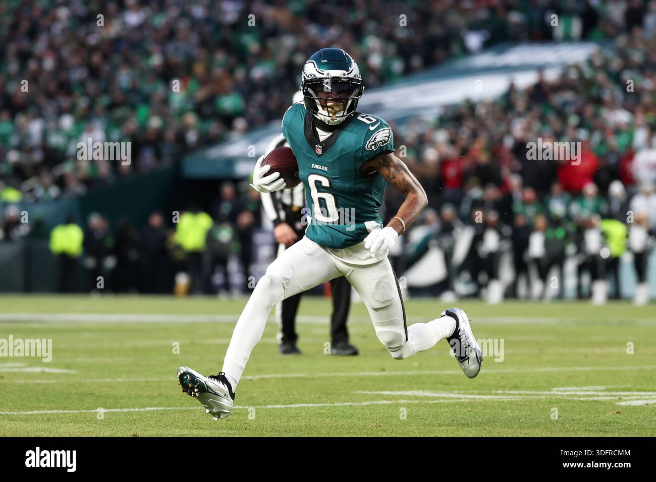 Philadelphia Eagles wide receiver DeVonta Smith (6) runs the ball ...