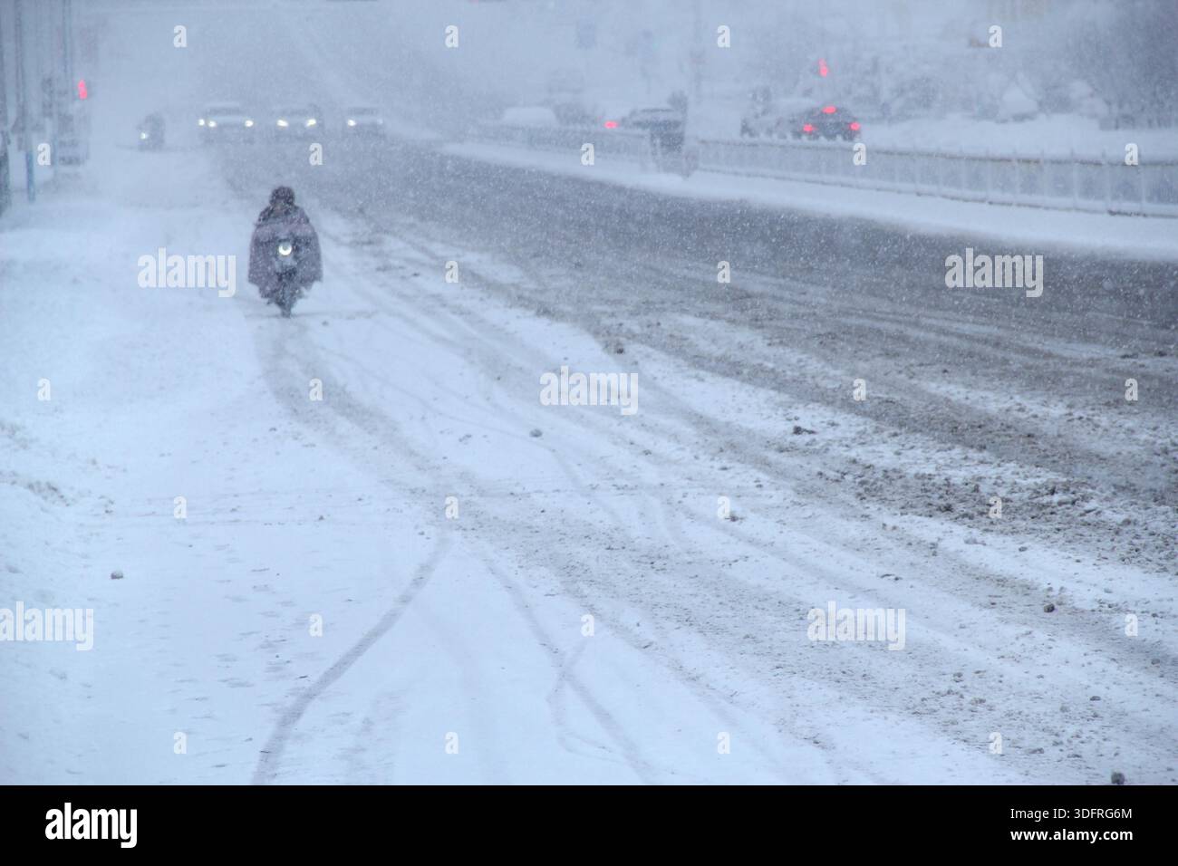 Heavy snow accompanied by strong winds sweeps through Weihai City, east ...