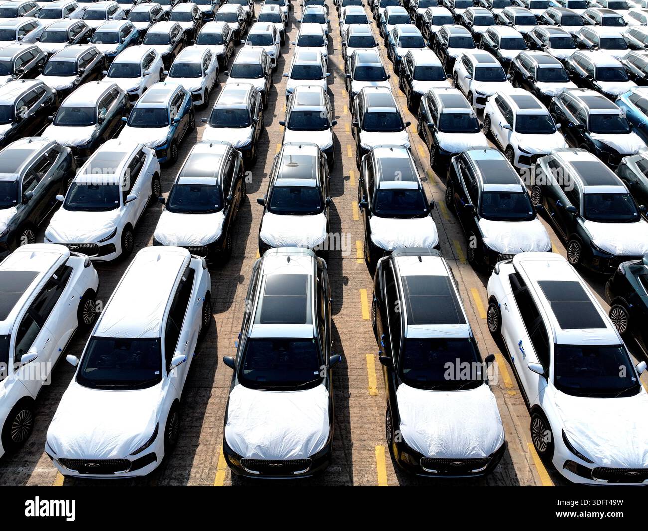 Export vehicles are ready for shipment at Lianyungang Port in Jiangsu ...