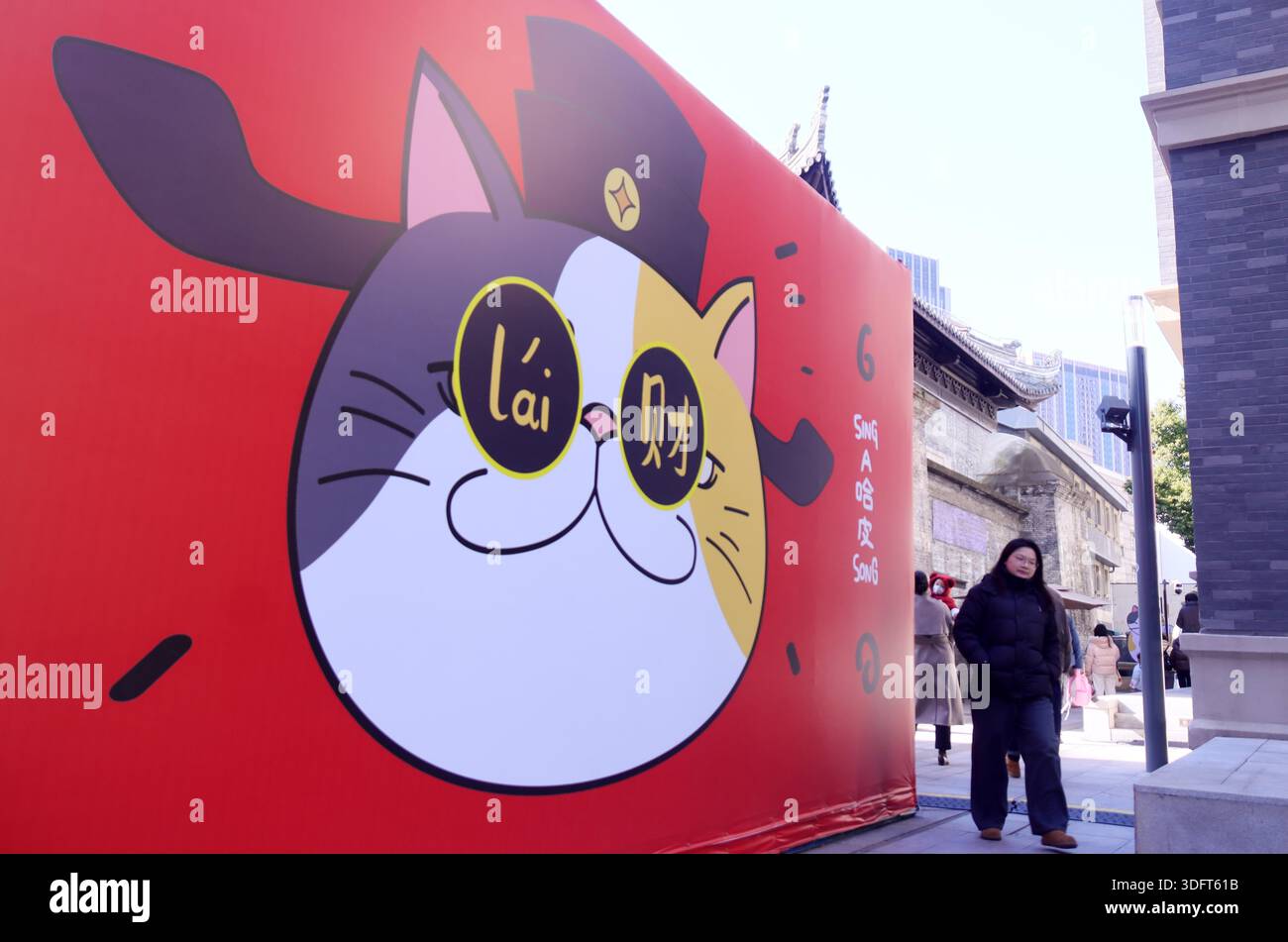 Visitors tour the cat-themed block in Changzhou City, east China's ...