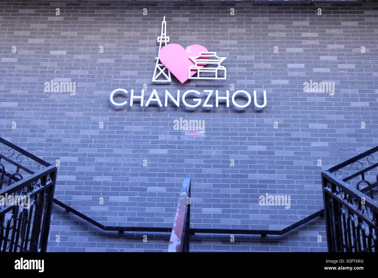 Visitors tour the cat-themed block in Changzhou City, east China's ...