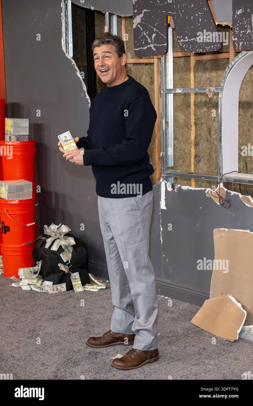 NEW YORK, NEW YORK - JANUARY 13: Kyle Chandler attends Netflix's "The ...