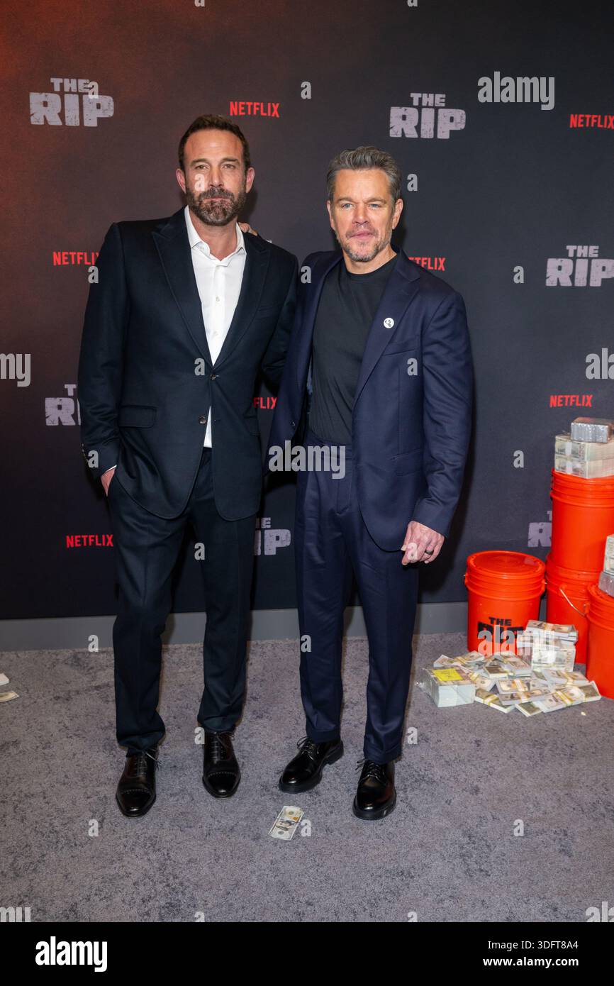 NEW YORK, NEW YORK - JANUARY 13: (L-R) Ben Affleck and Matt Damon ...