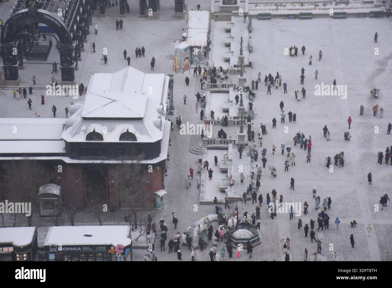 Tourists admire snow scenery in Harbin City, northeast China's ...