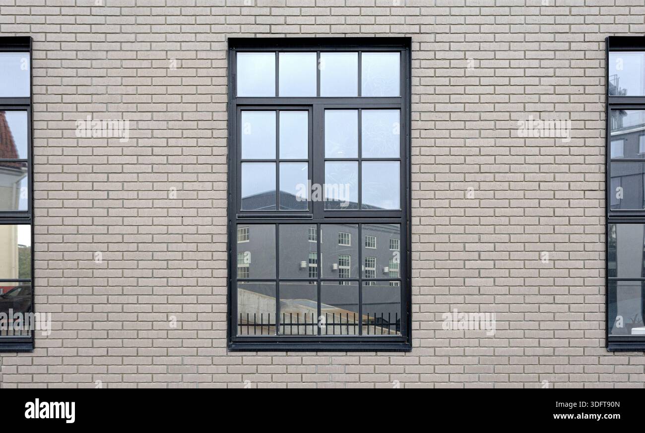 Modern building large window hi-res stock photography and images - Alamy