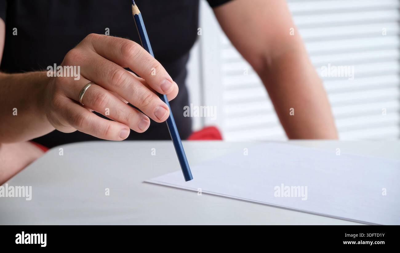 Man knocking on table pen hi-res stock photography and images - Alamy