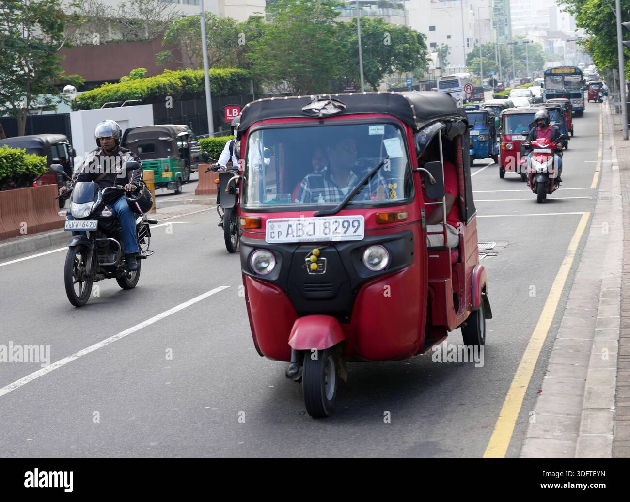 Stilleben Sri Lanka, 20251226, Stadtverkehr in colombo *** Still life ...