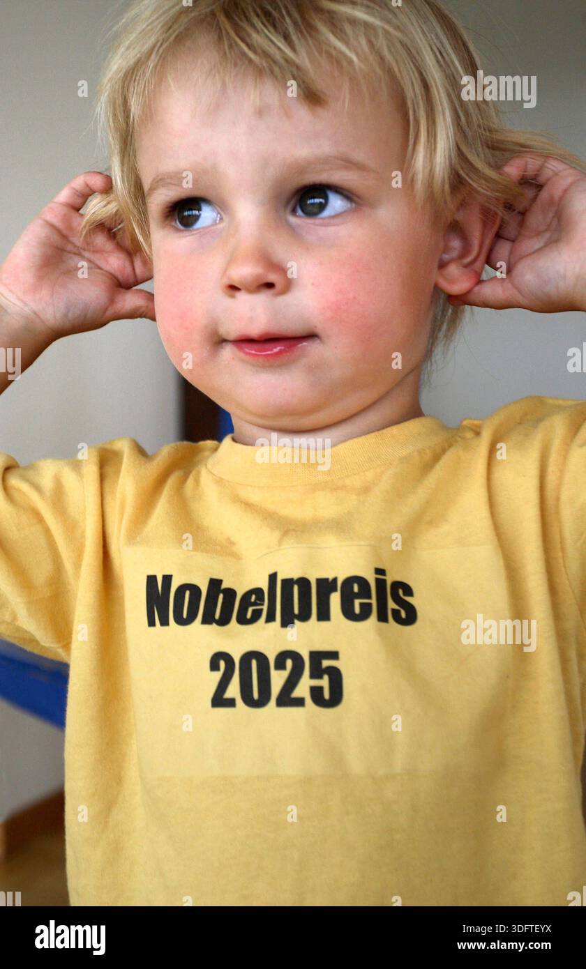 Kind DEU, Deutschland, 20260101, - Kind mit einem T shirt, Nobelpreis ...