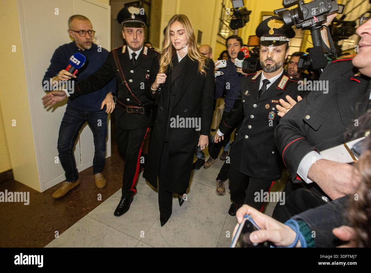 Chiara Ferragni in tribunale per la lettura della sentenza Pandoro ...