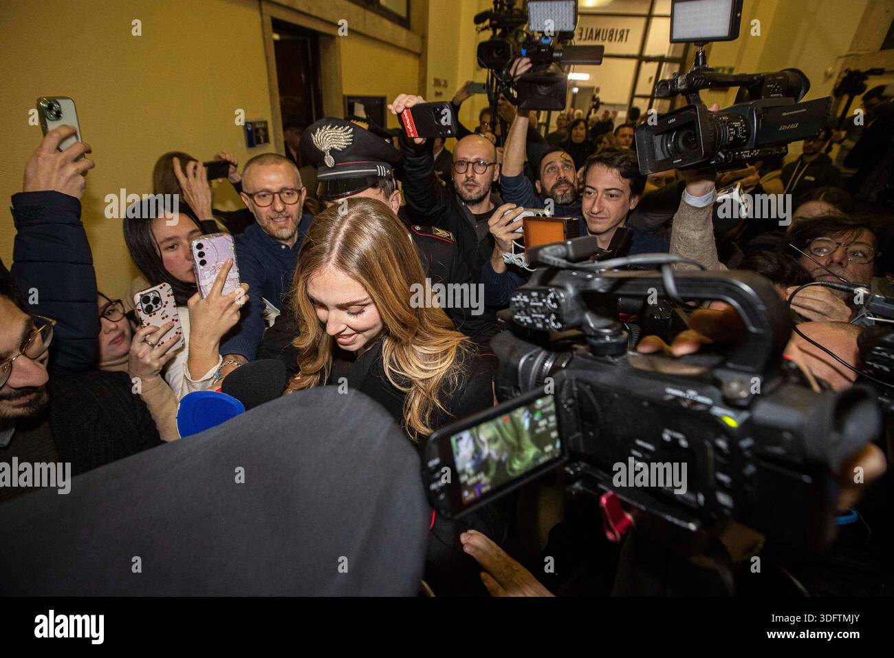 Chiara Ferragni in tribunale per la lettura della sentenza Pandoro ...