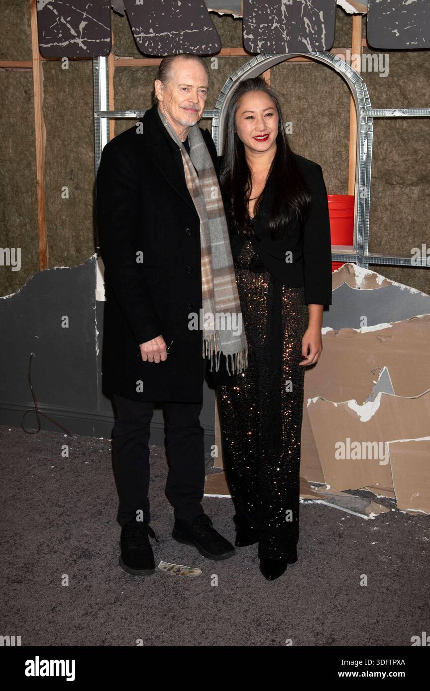 Steve Buscemi mit Partnerin Karen Ho bei der Weltpremiere des Netflix ...