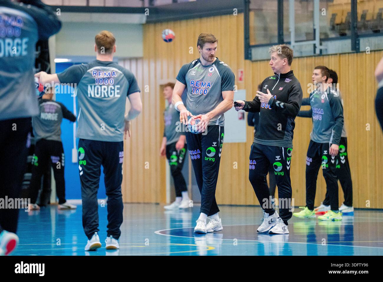 Bekkestua 20260114. Vetle Rønningen and national team manager Jonas ...