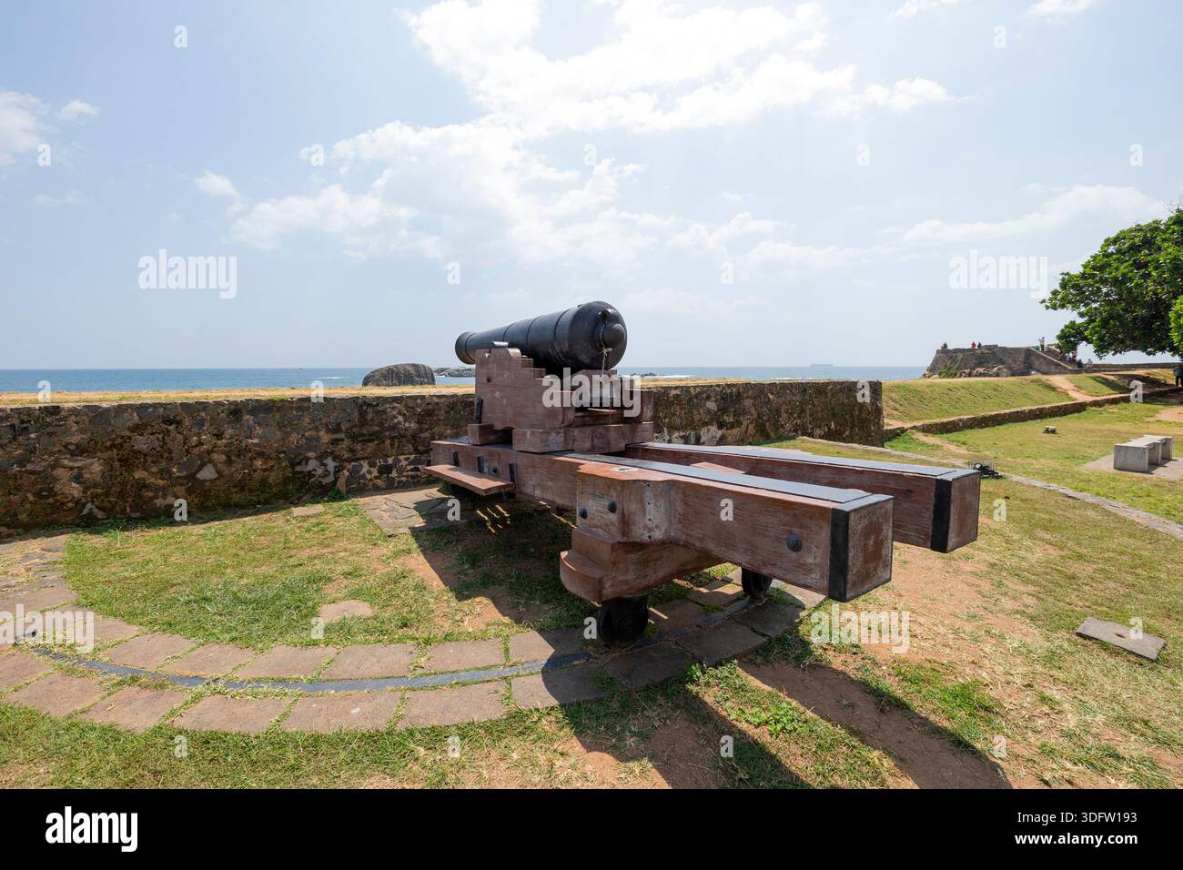 Old colonial artillery cannons on bastion along the coast line of Galle ...