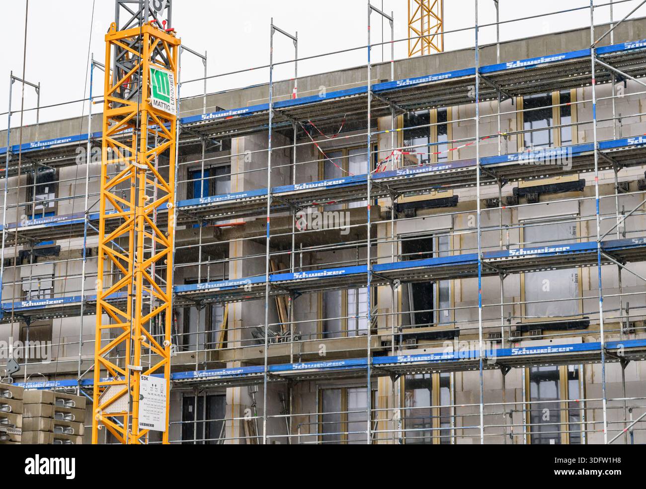 14 January 2026, Brandenburg, Cottbus: Façade elements are installed on ...