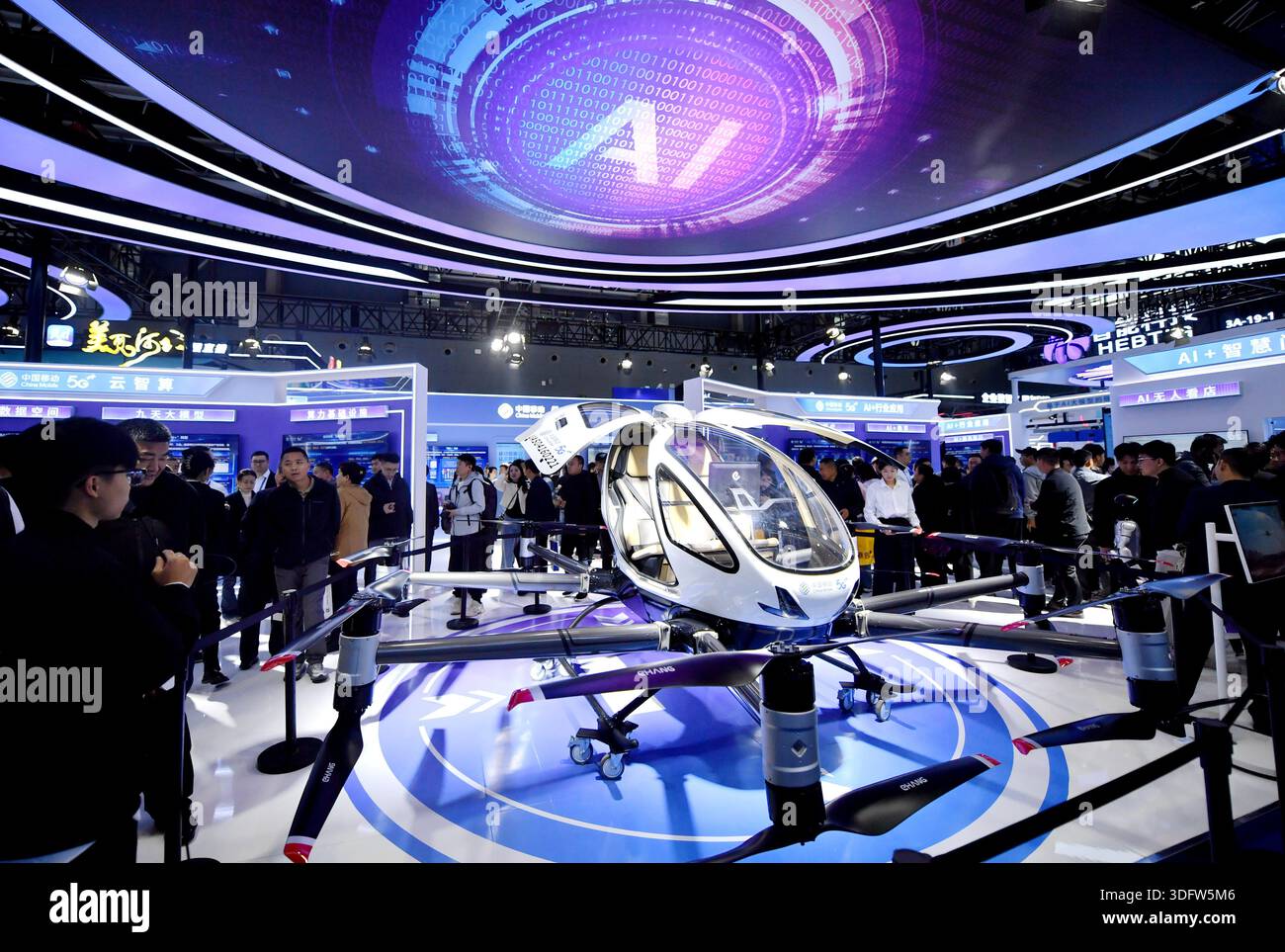 (260114) -- BEIJING, Jan. 14, 2026 (Xinhua) -- Visitors learn about a ...