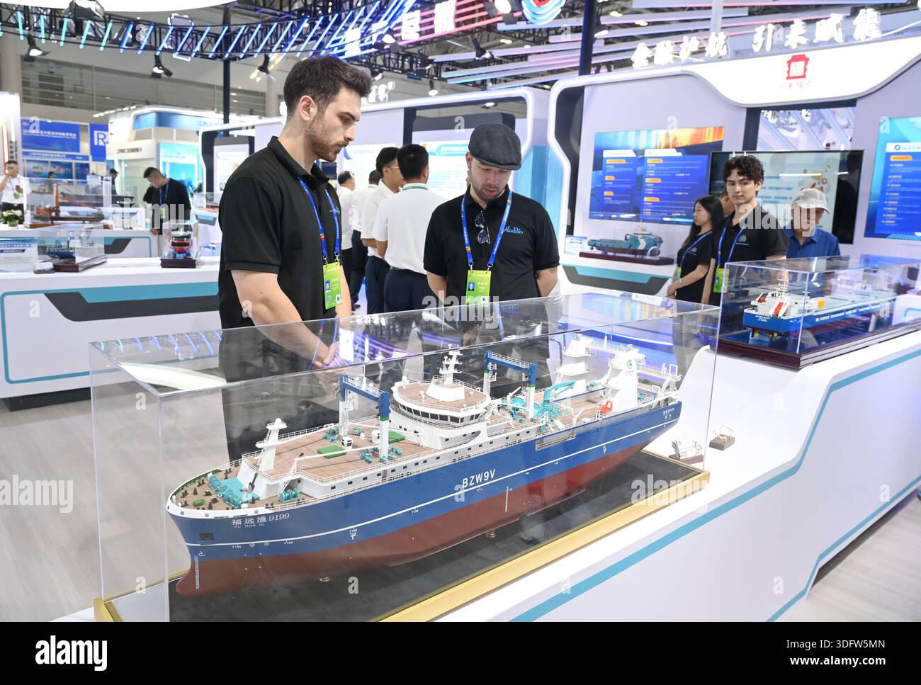 (260114) -- BEIJING, Jan. 14, 2026 (Xinhua) -- Participants visit the ...