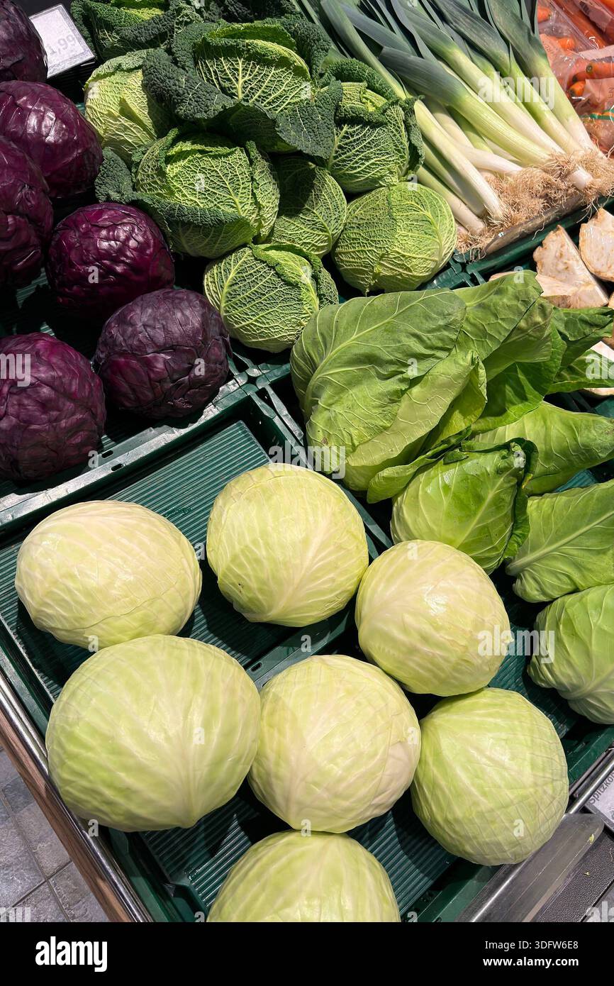 Frisches Kohlgemüse wie Weißkohl, Wirsing, Rotkohl und Lauch in der ...