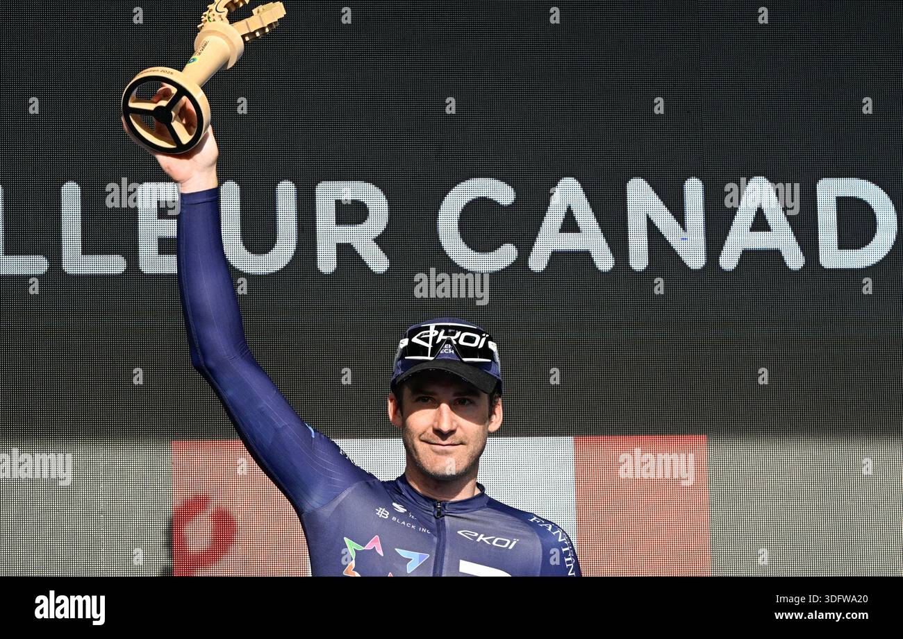 Hugo Houle, de Sainte-Perpv©tue, revßoit le prix de meilleur Canadien v ...