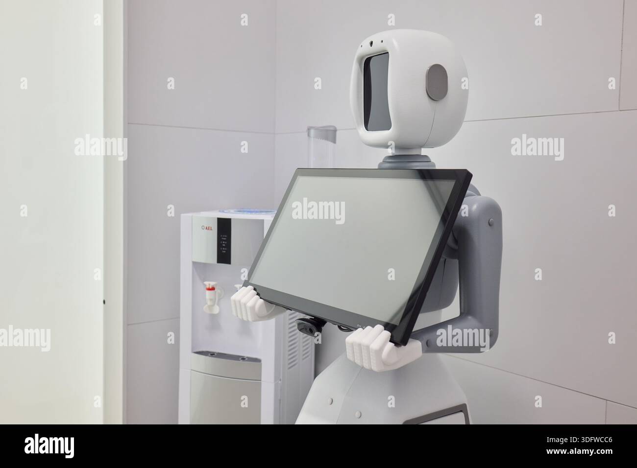 Quiet medical consultation robot, Remote healthcare robot with screen ...