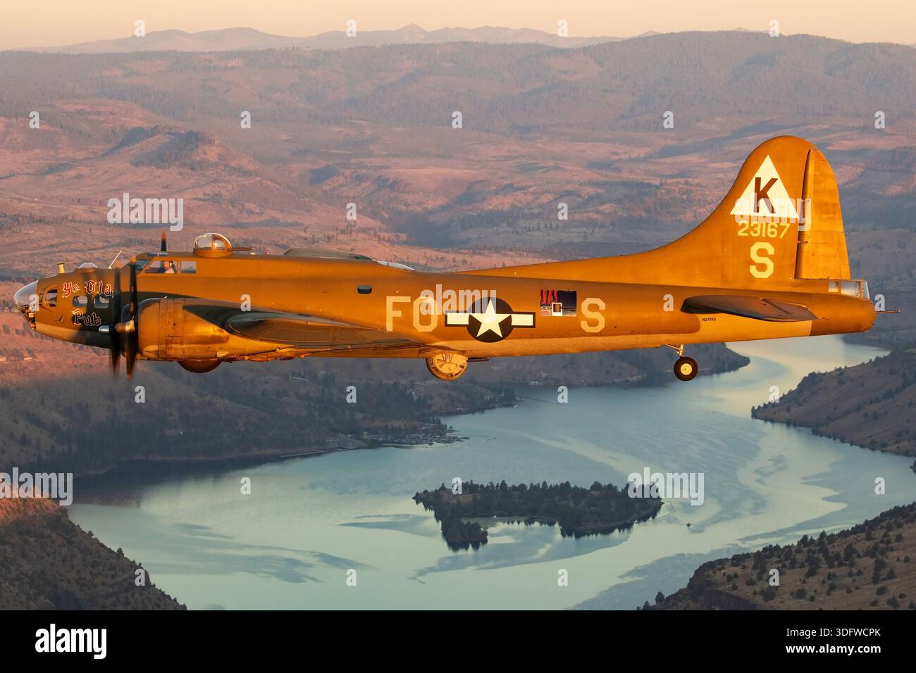 Boeing b 17 flying fortress heavy bomber hi-res stock photography and ...
