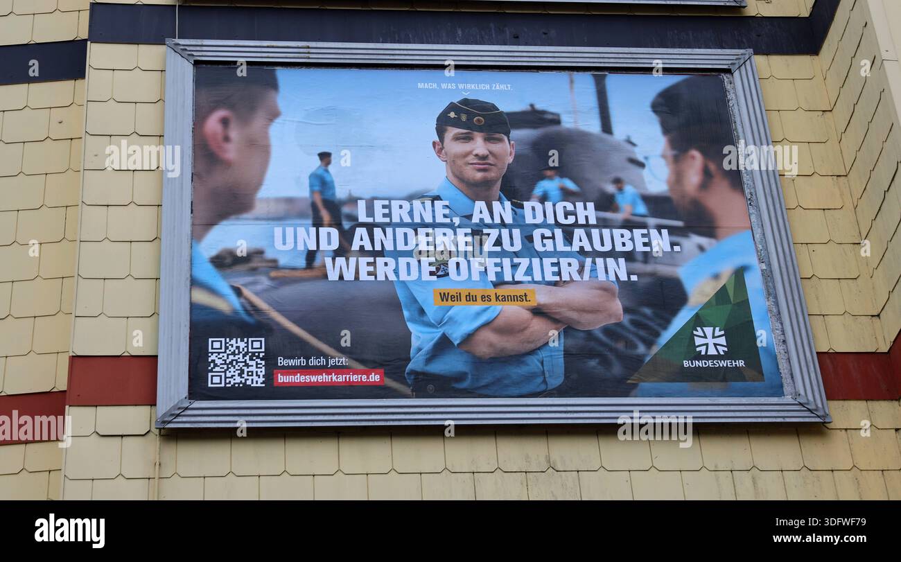 14.01.2026, Deutschland, NRW, Bundeswehr, Karriere, Bundeswehr-Plakat ...