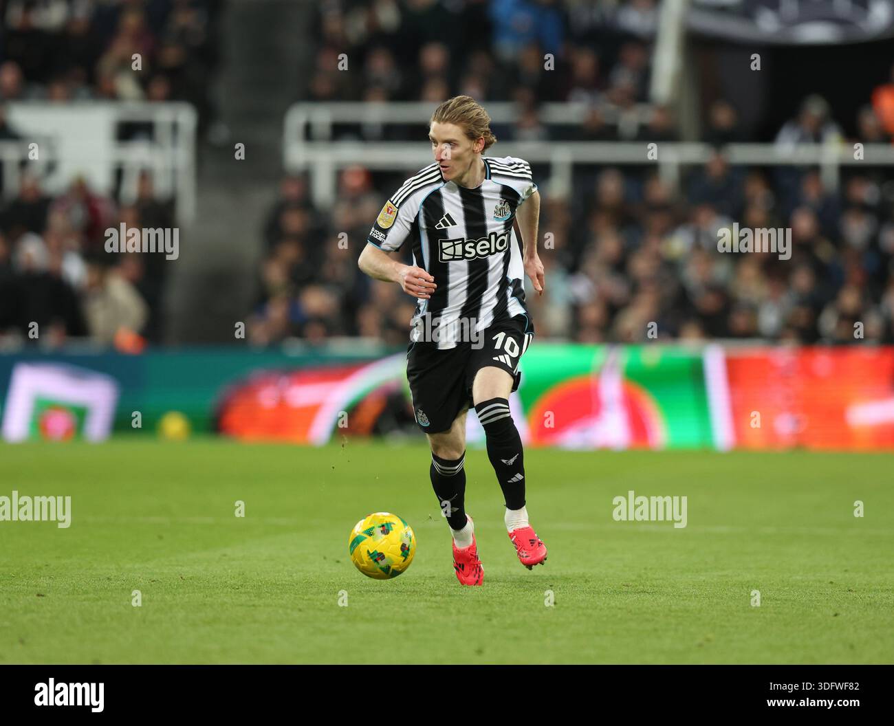 Newcastle Upon Tyne, England, 13th January 2026. Anthony Gordon of ...