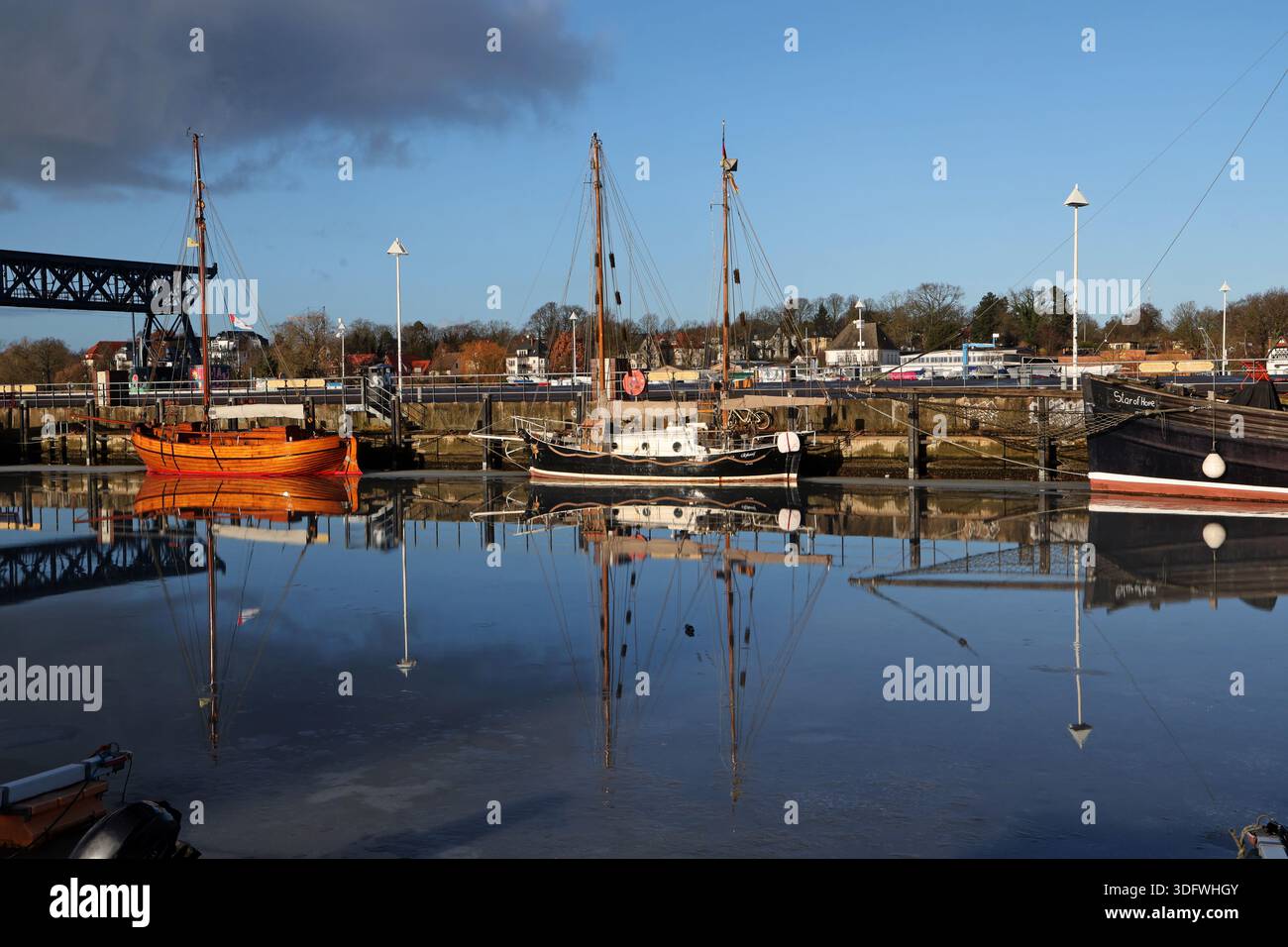 14 January 2026, Mecklenburg-Western Pomerania, Rostock: Water covers ...